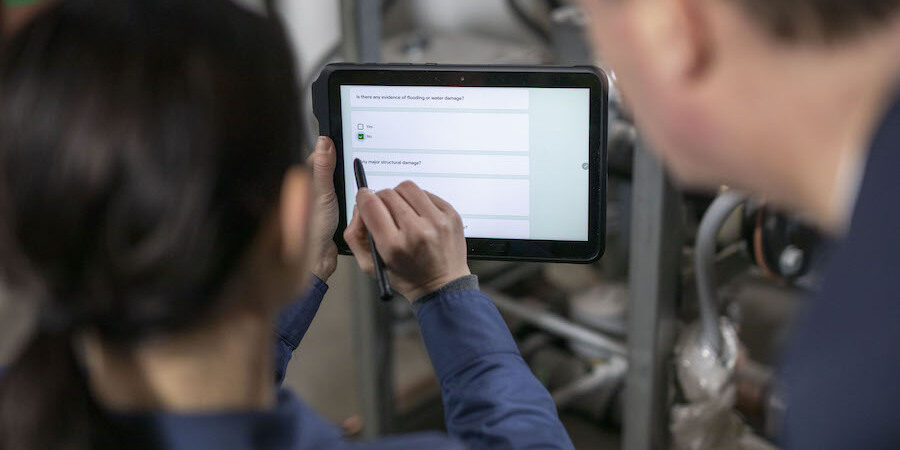 Why field service workers need better access to knowledge