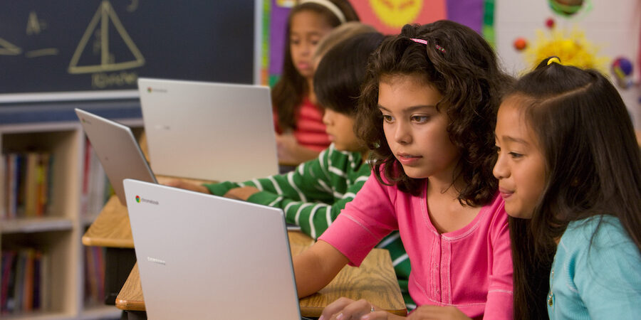 5 advantages of using tablets for digital learning — in the classroom ...